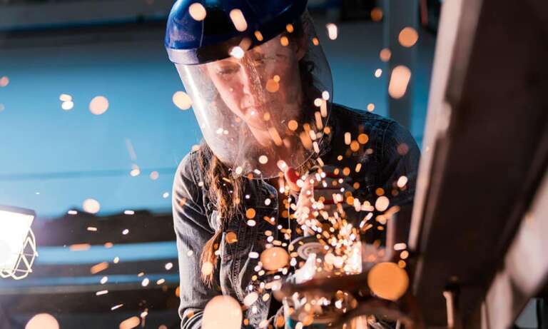 Métallurgie : prévention des TMS et formation aux risques - APICIL